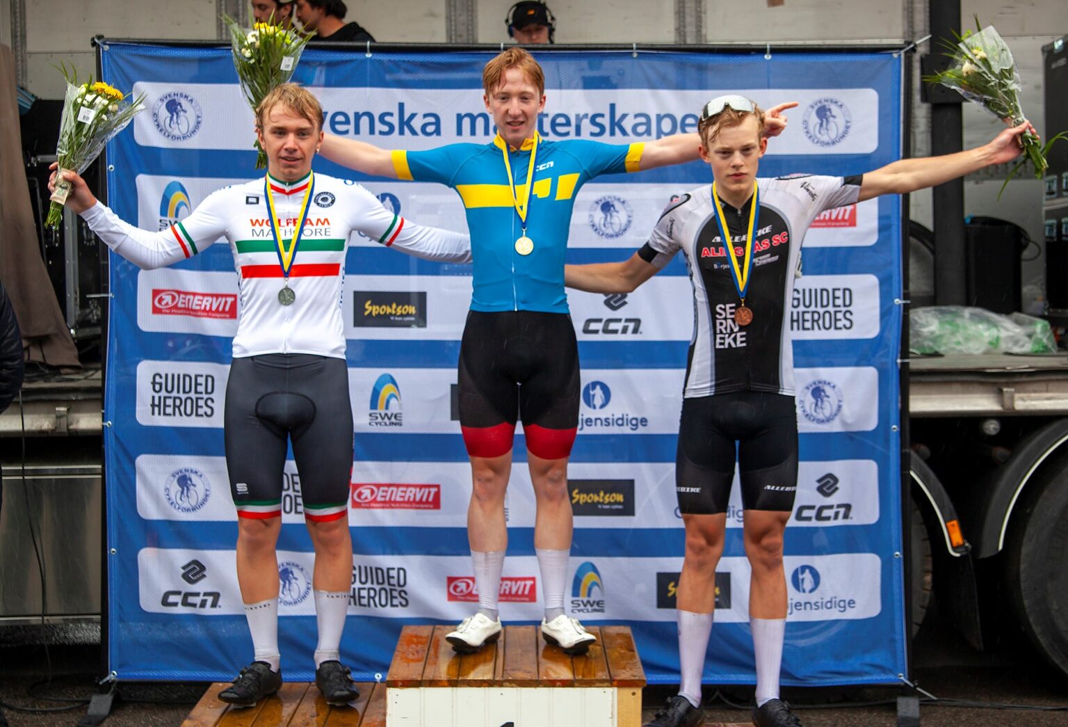 Spurtspecialisten Linus Larsson segrade i blött JSM-linjelopp ...